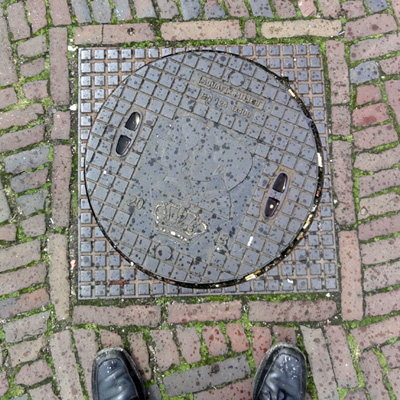 Enkhuizen, 19 augustus 2014. Putdeksel uit 2013 met gouden kroon en ...